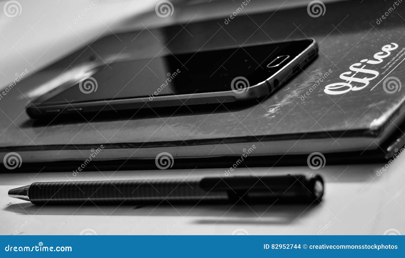 Black Samsung Android Smartphone Picture. Image: 82952744