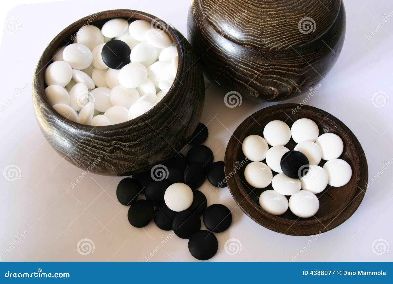 Black and White Go Stones Set Stock Image - Image of wood, balance: 4388077