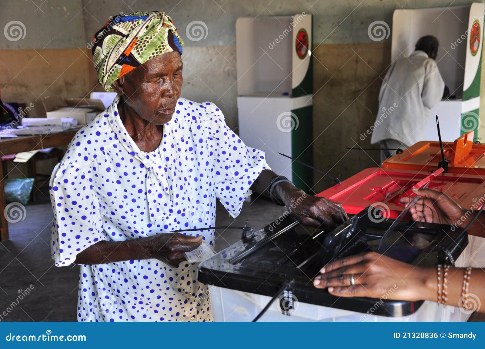 Black Women Casting Her Vote at Polling Station Editorial Photo - Image ...