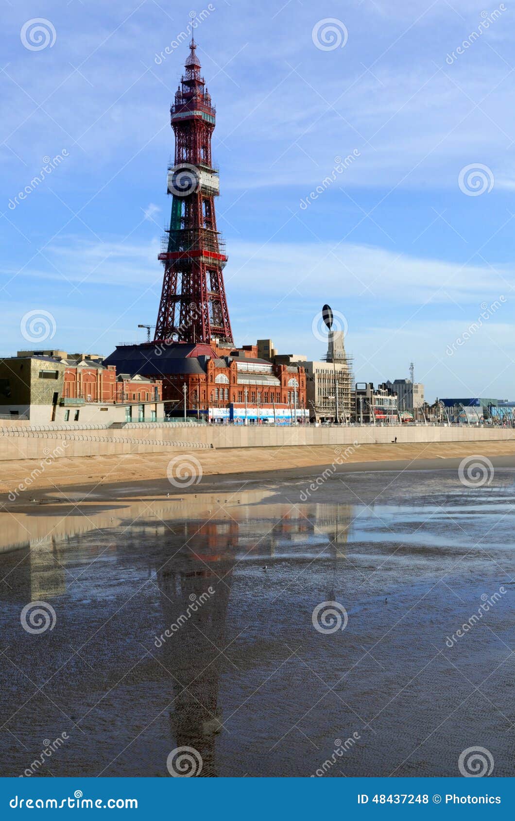 Blackpool-Turm Und -strand Bei Ebbe Stockfoto - Bild von gebäude, eisen ...