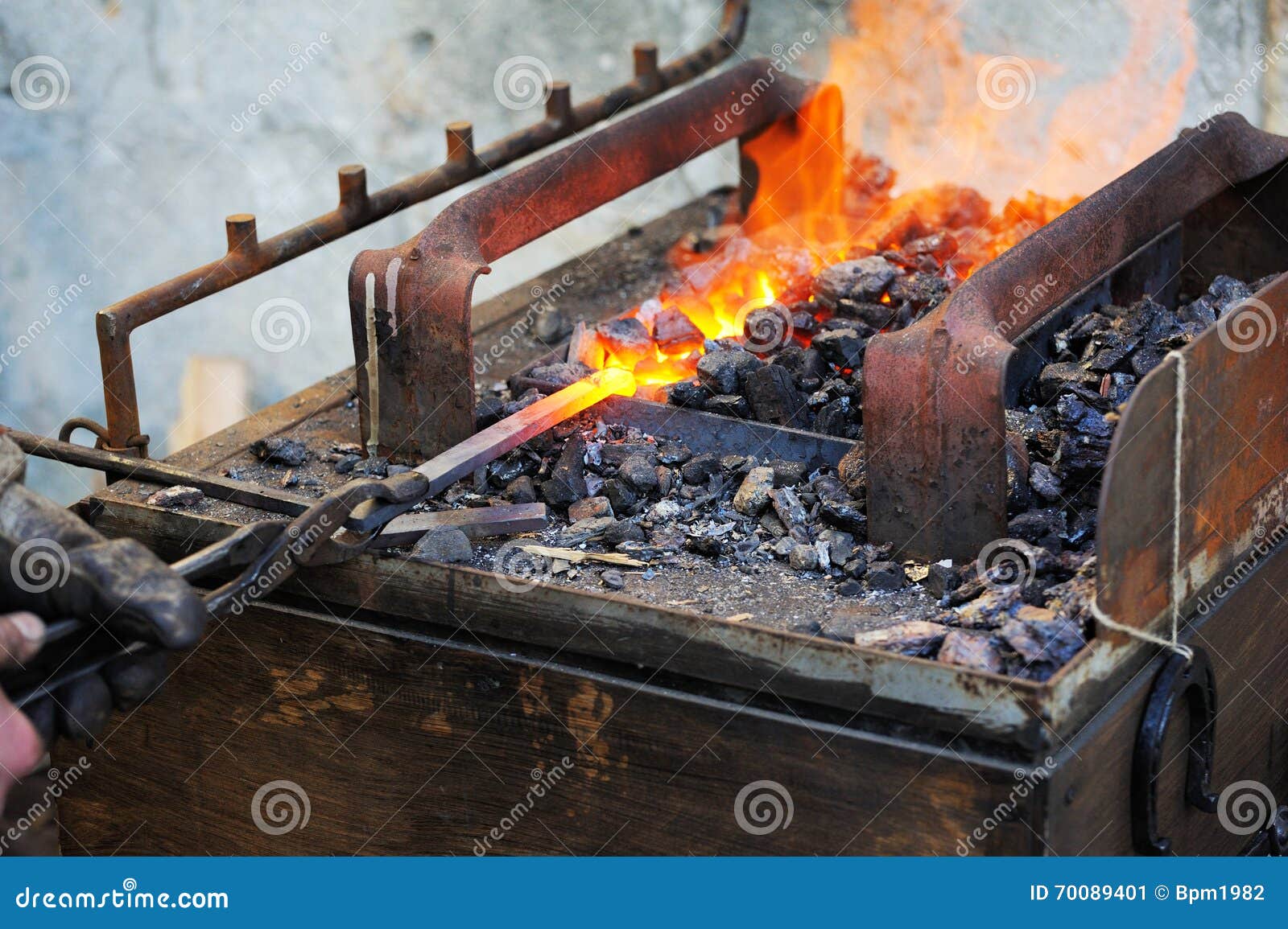 Blacksmith Forges a Horseshoe Stock Image - Image of fire, coal: 70089401