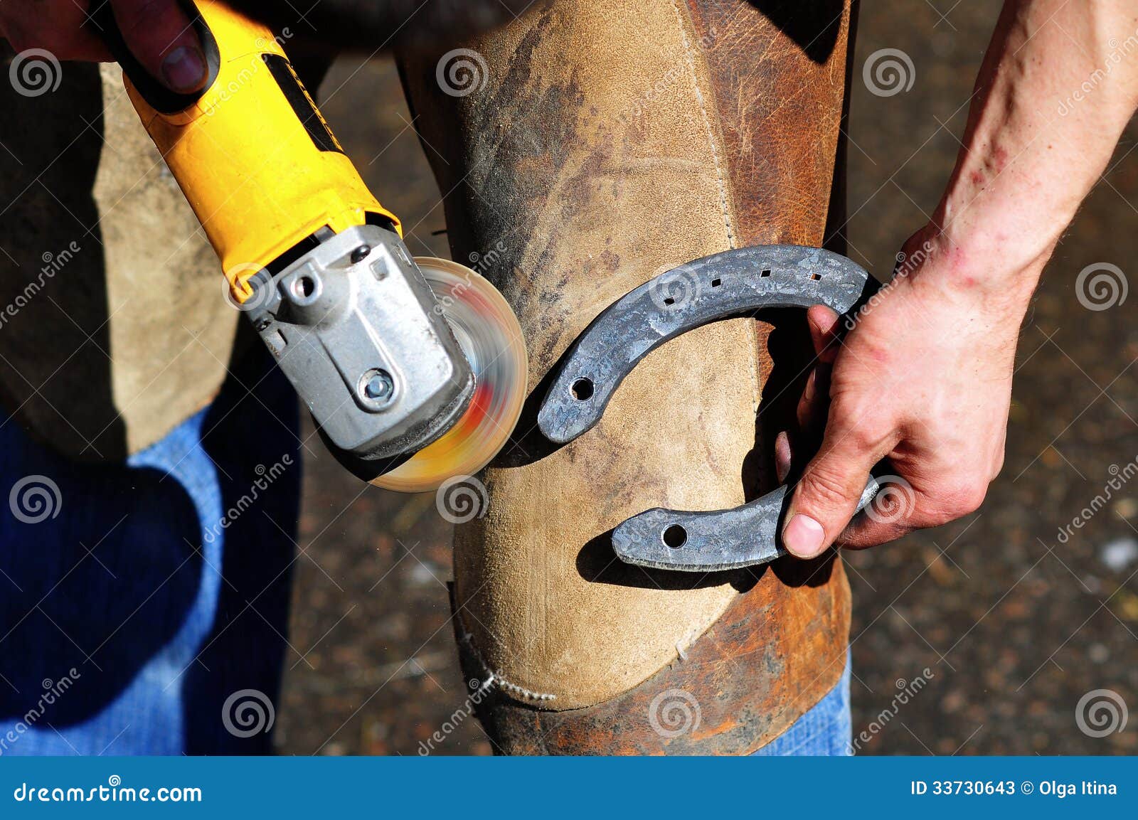 Blacksmith Make a Horseshoe Stock Image - Image of heat, craft: 33730643