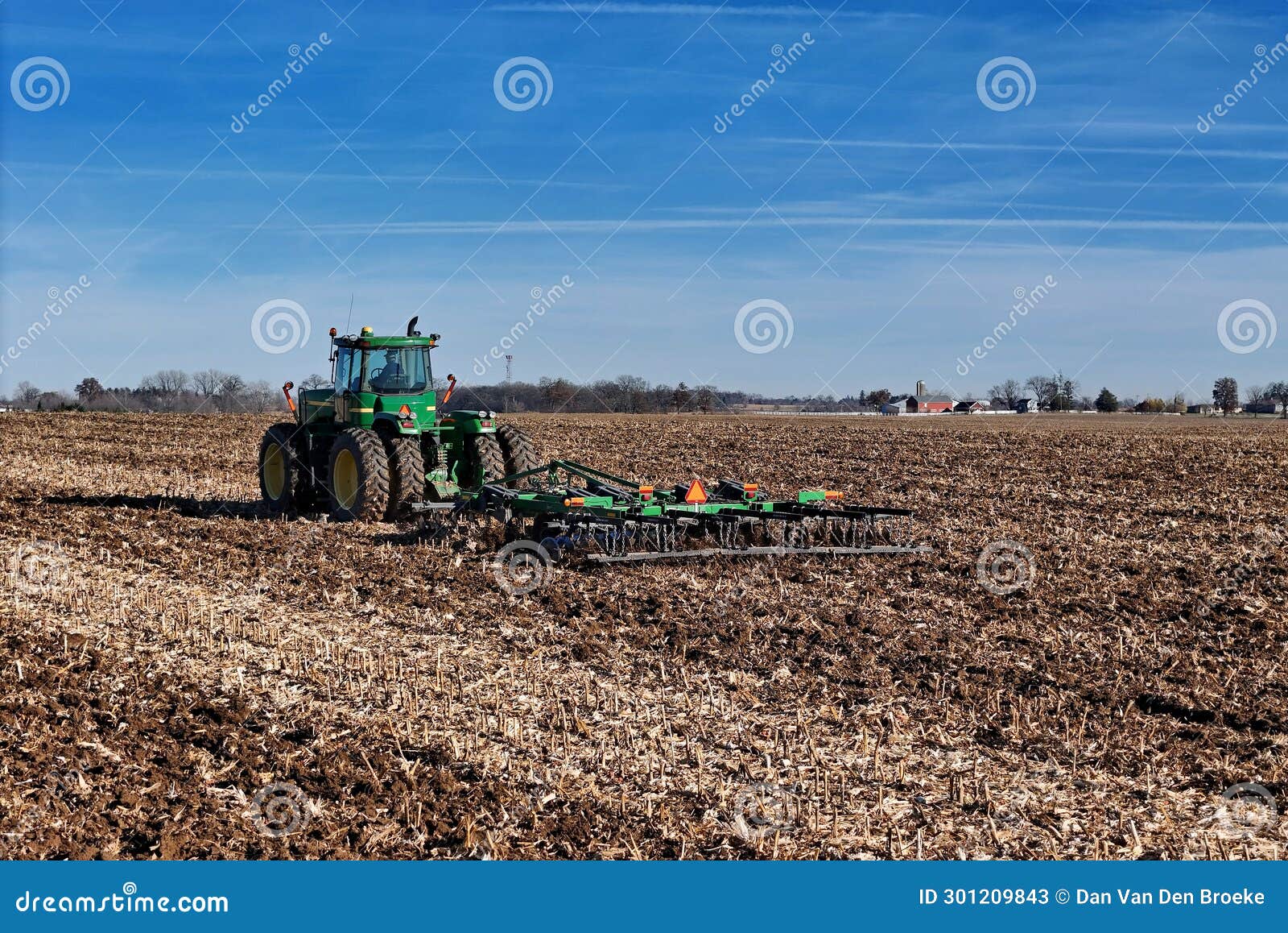John Deere 9220 Tractor Pulling a John Deere 512 Disk Ripper Editorial ...