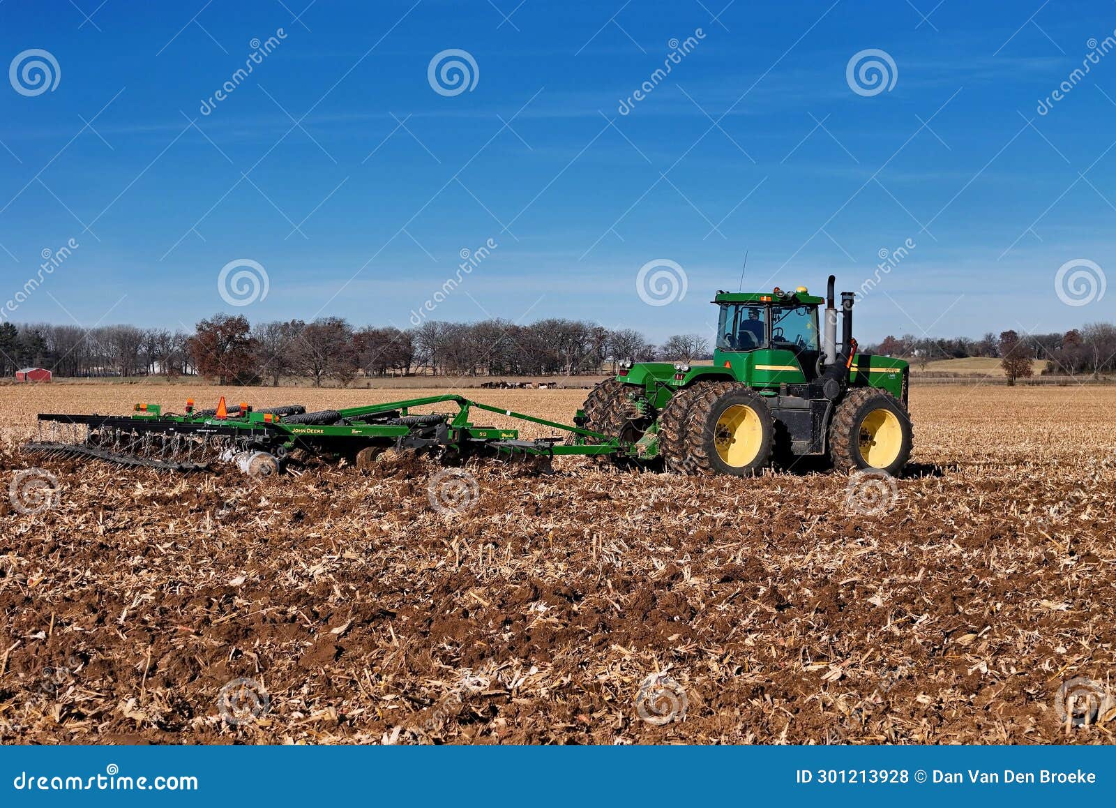 John Deere 9220 Tractor Pulling a John Deere 512 Disk Ripper Editorial ...