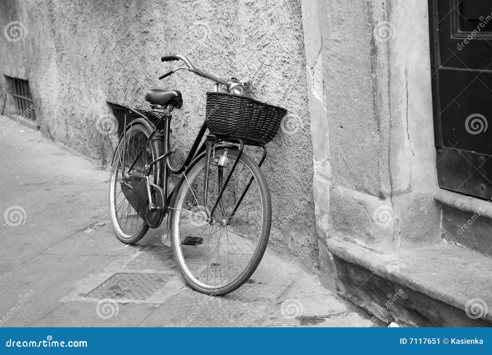 Blanc De Noir De Rue De Bicyclette Image stock - Image du bicyclette ...