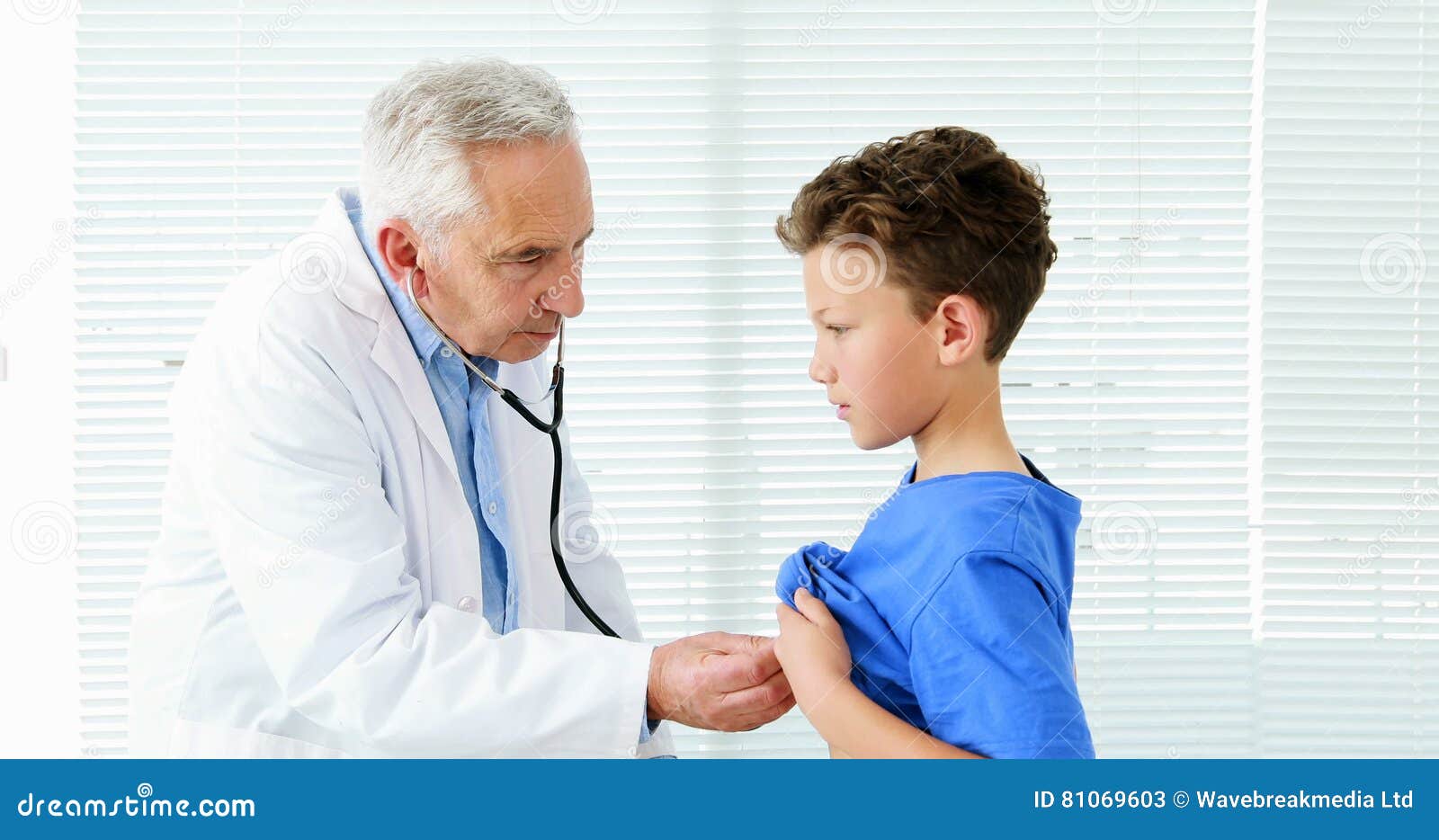 Blanc Mâle De Examen De Docteur De Garçon De Fond Clips Vidéos Vidéo Du Hôpital Inspection