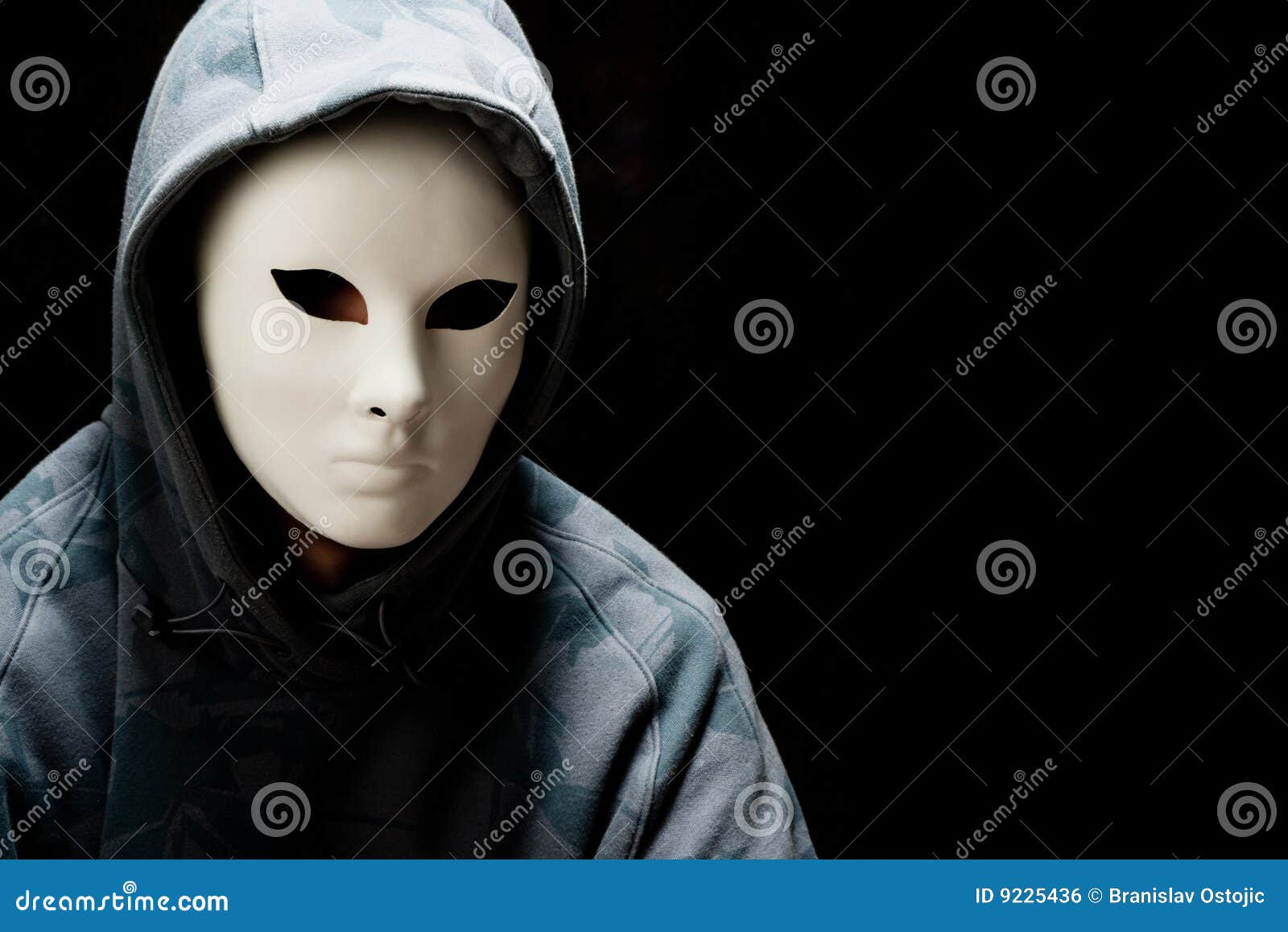 Blanc S'usant De Masque D'homme De Capot Photo stock - Image of capot ...