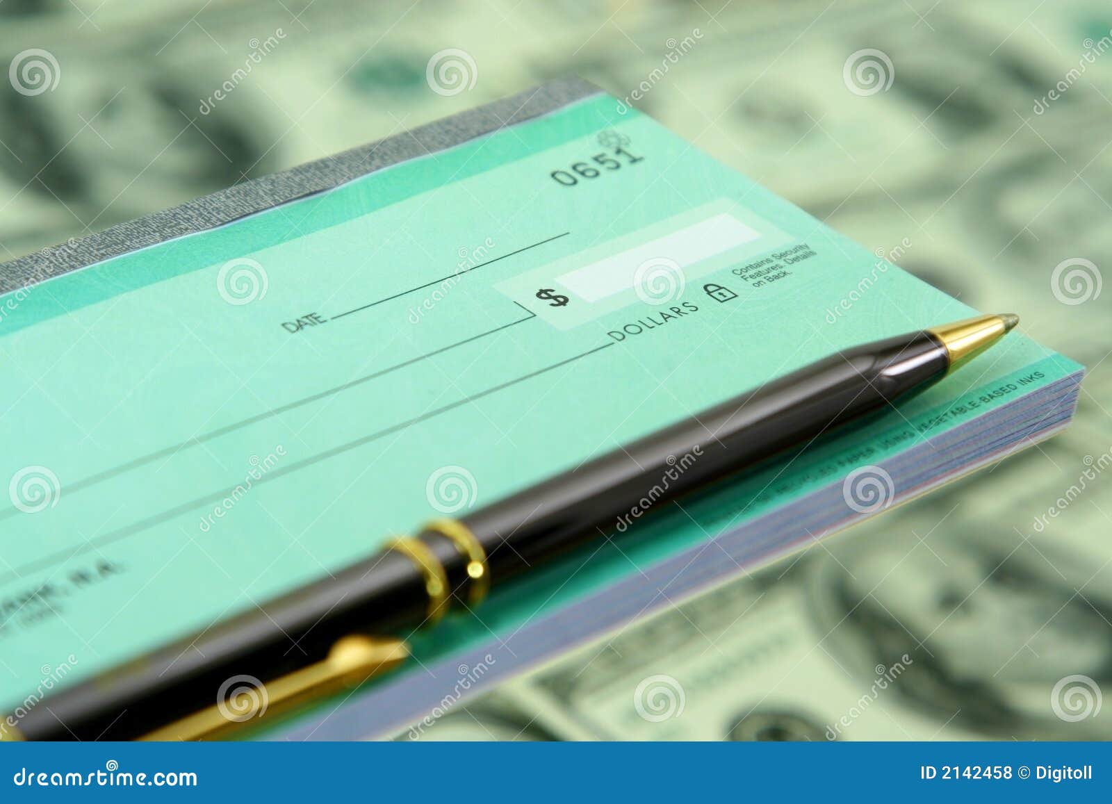 Blanco cheque en Pen stock foto. Image of facturering - 2142458