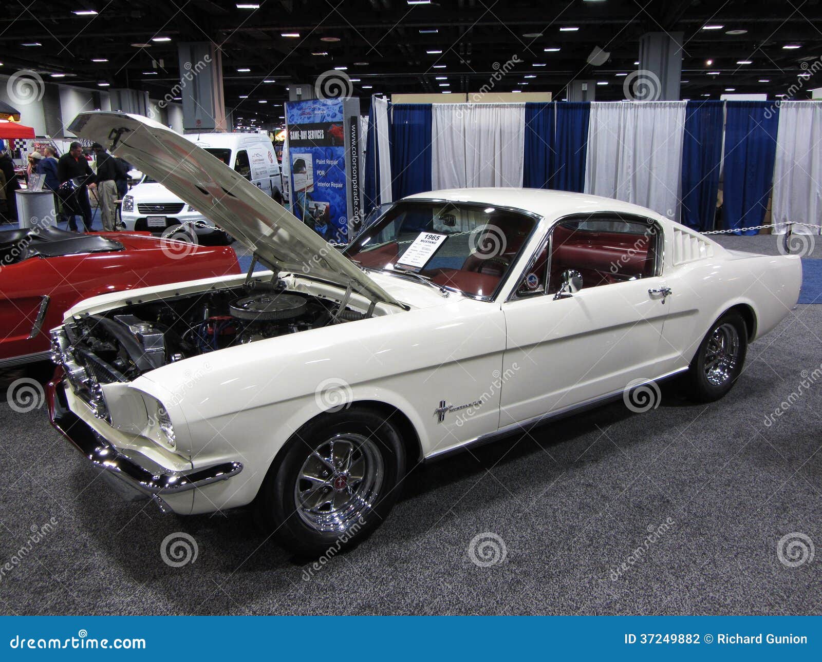 Blanco Ford Mustang Del Vintage Fotografía editorial - Imagen de ...