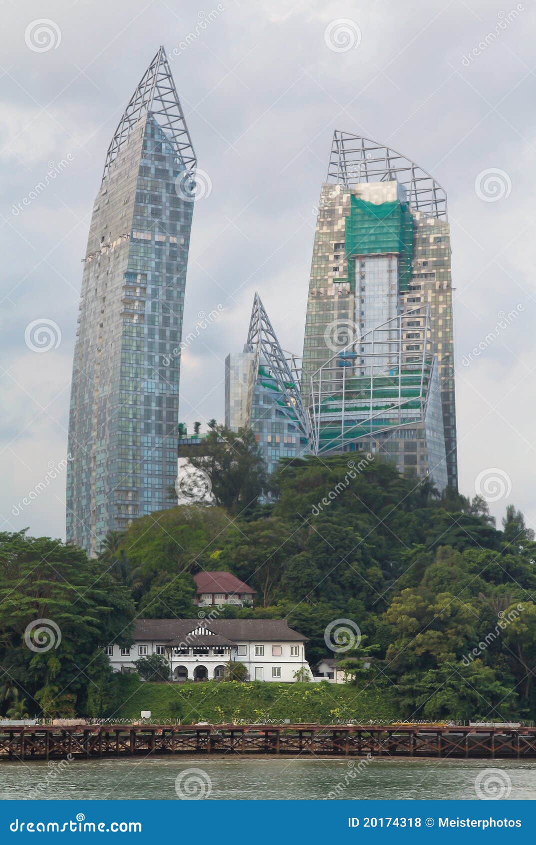Blanco Y Negro Colonial Con Los Highrises Foto de archivo editorial ...