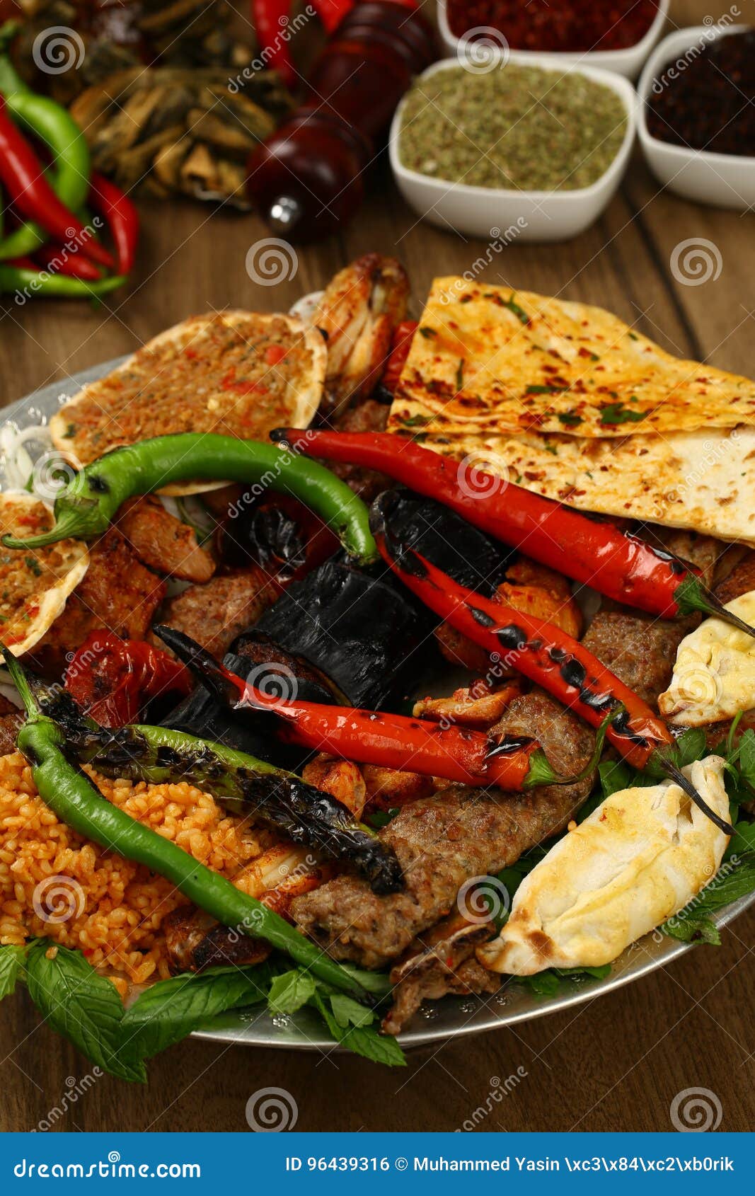 Blandad turkisk kebab arkivfoto. Bild av bakgrund, aubergine - 96439316