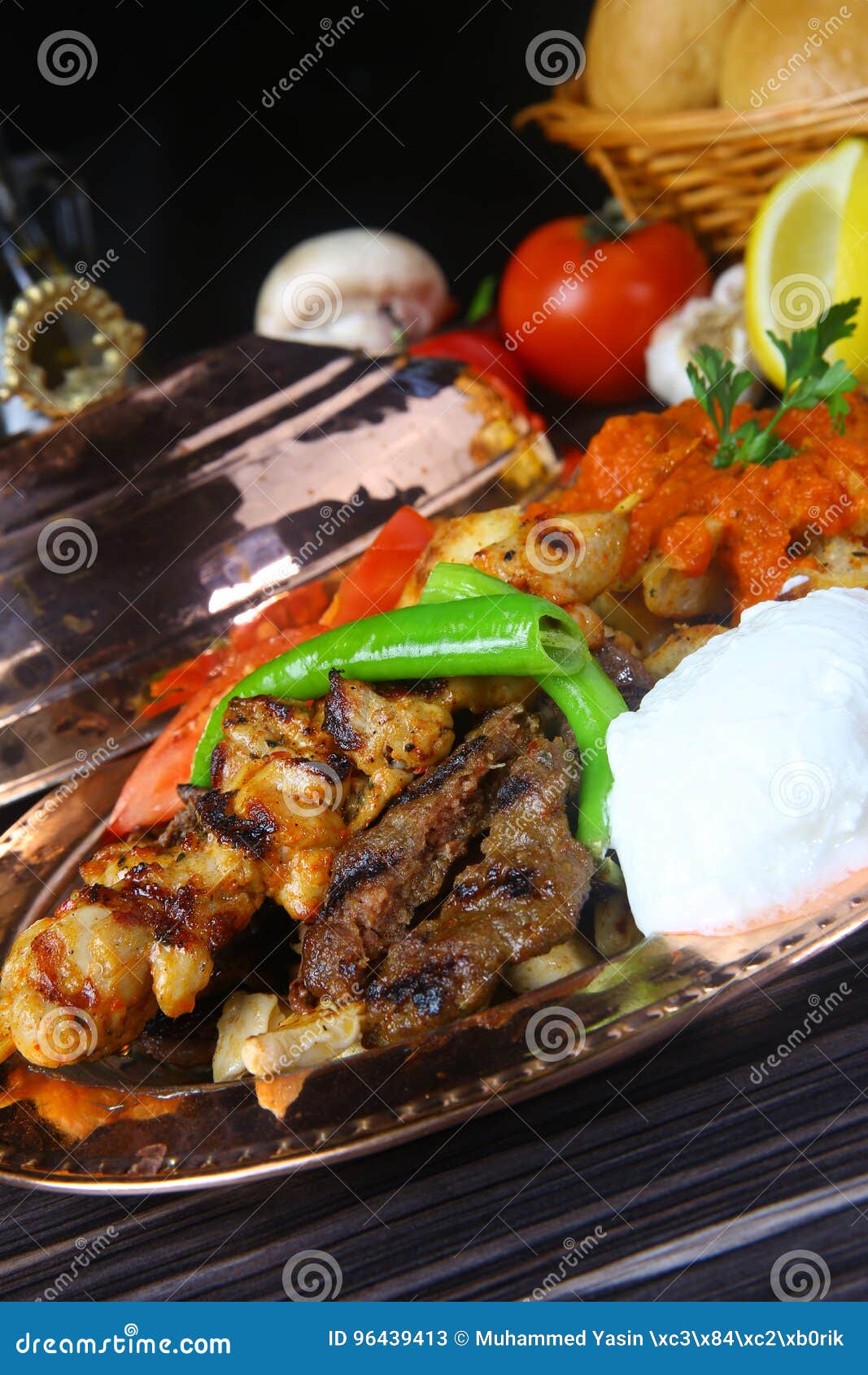 Blandad turkisk kebab fotografering för bildbyråer. Bild av libanes ...