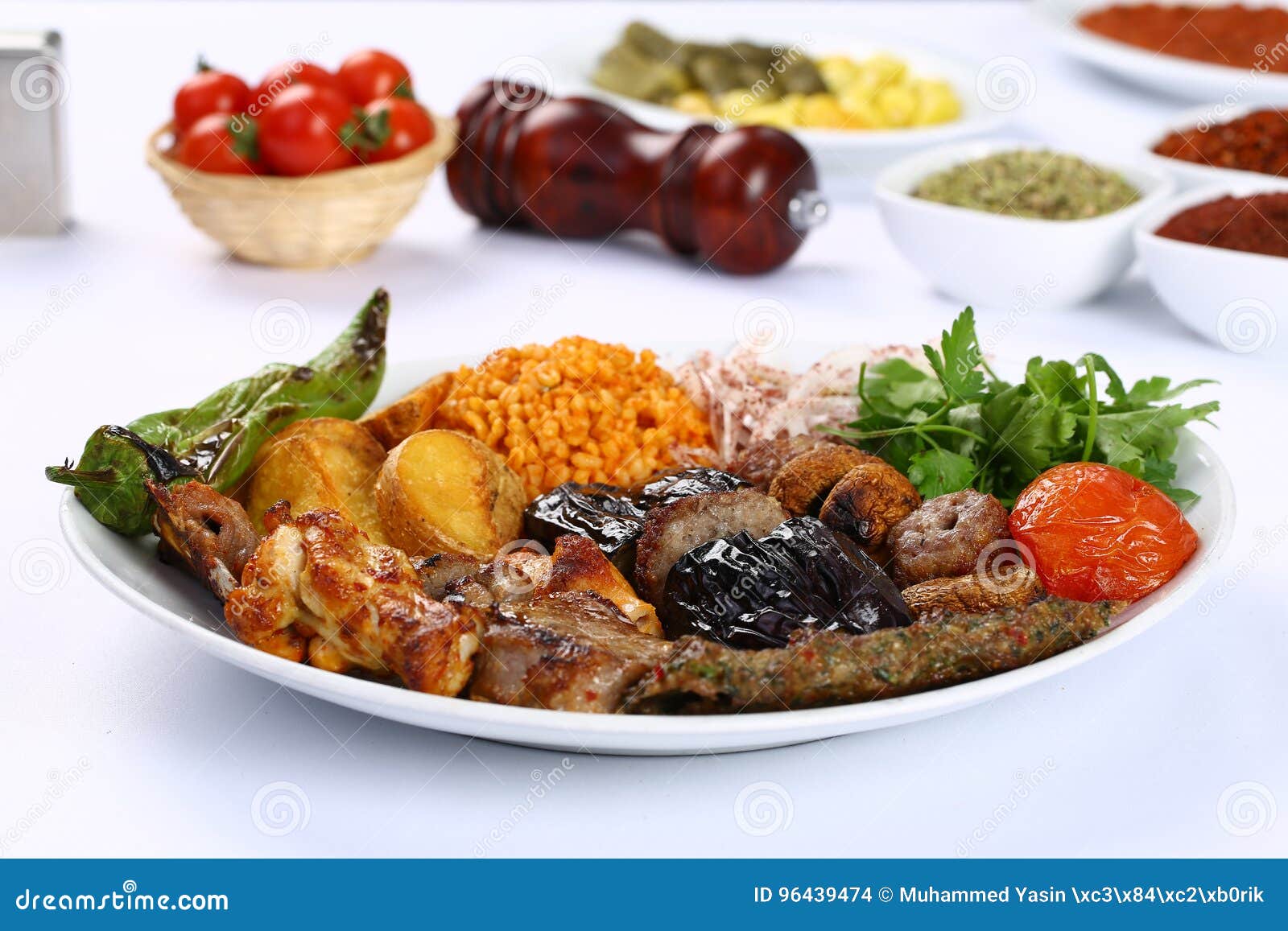 Blandad turkisk kebab arkivfoto. Bild av chili, asiatisk - 96439474