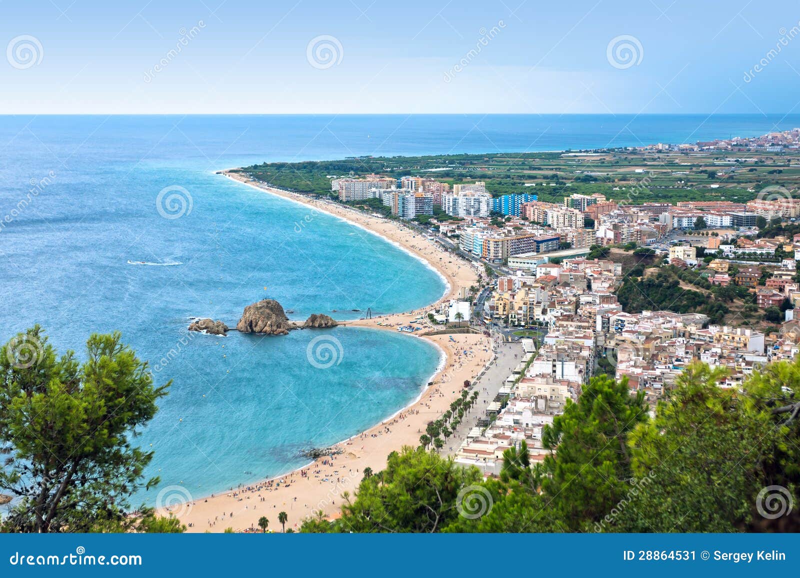 Blanes Strand En De Rots Van Sa Palomera, Spanje Stock Afbeelding ...