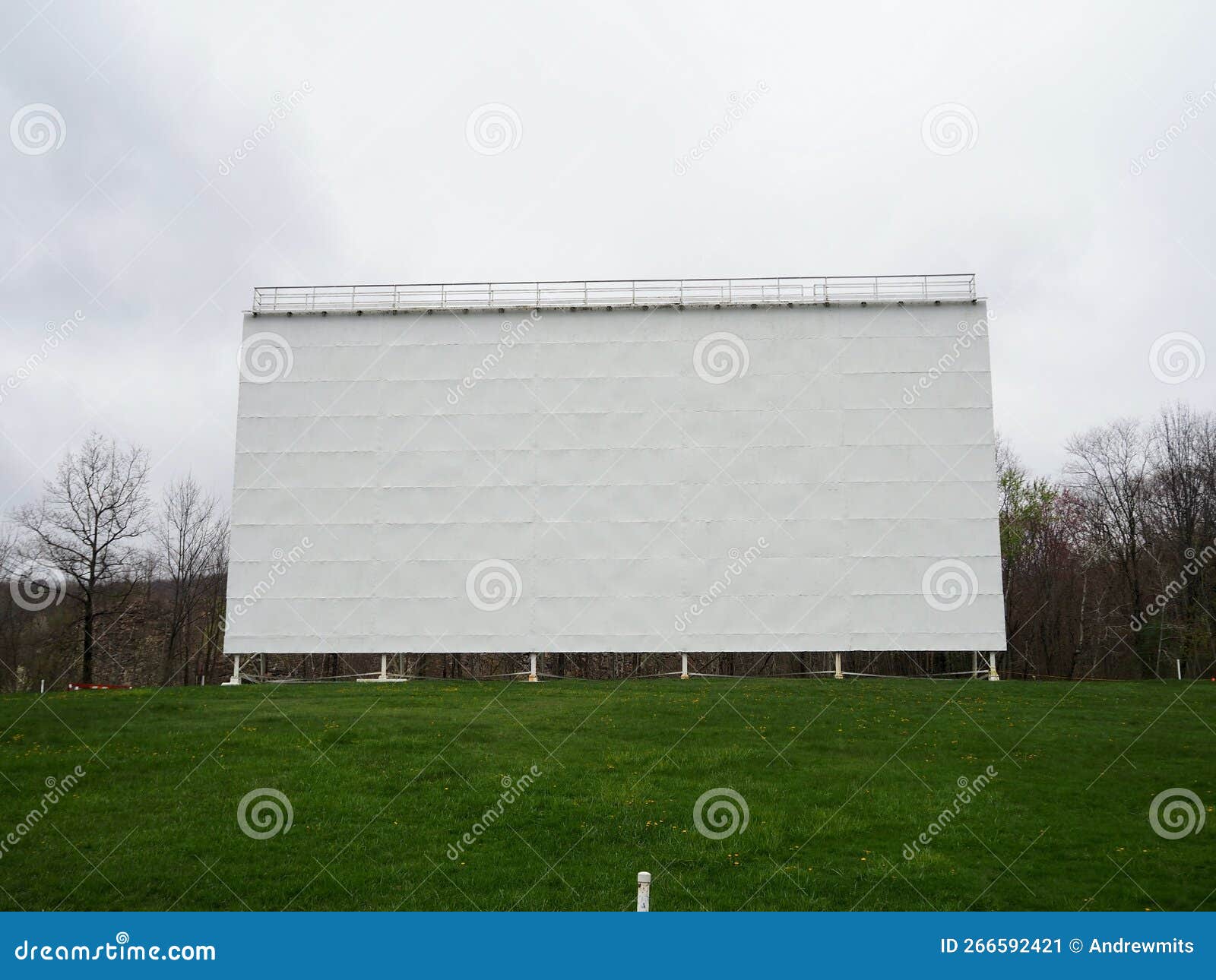 Blank Drive-in Movie Screen at Dusk Stock Image - Image of theater ...