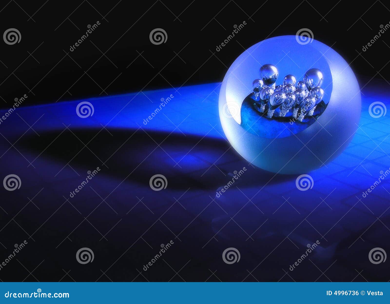 Blaue Kristallkugel stockfoto. Bild von auszug, zukunft - 4996736