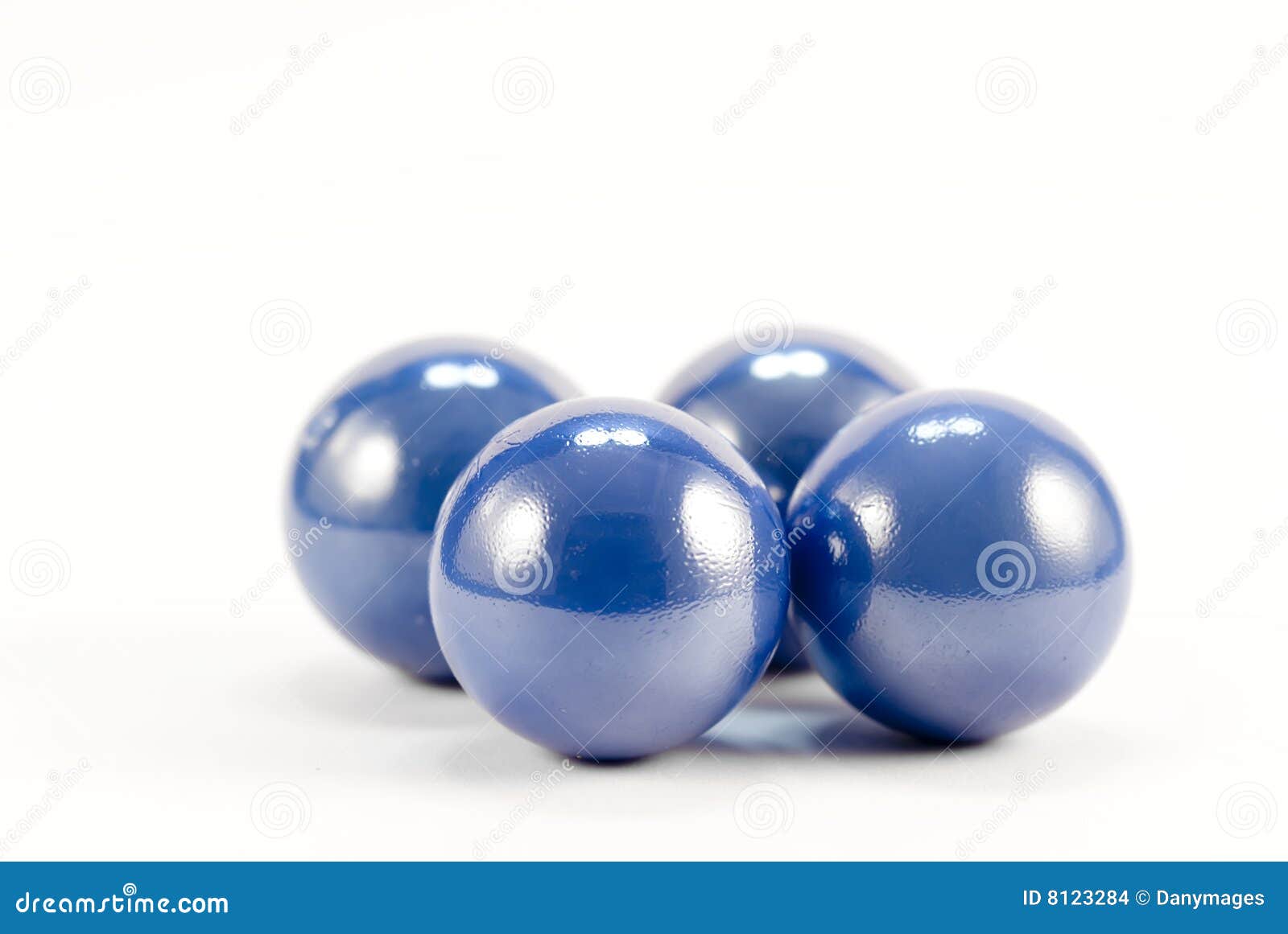 Blaue Kugeln stockfoto. Bild von getrennt, lokalisierung - 8123284