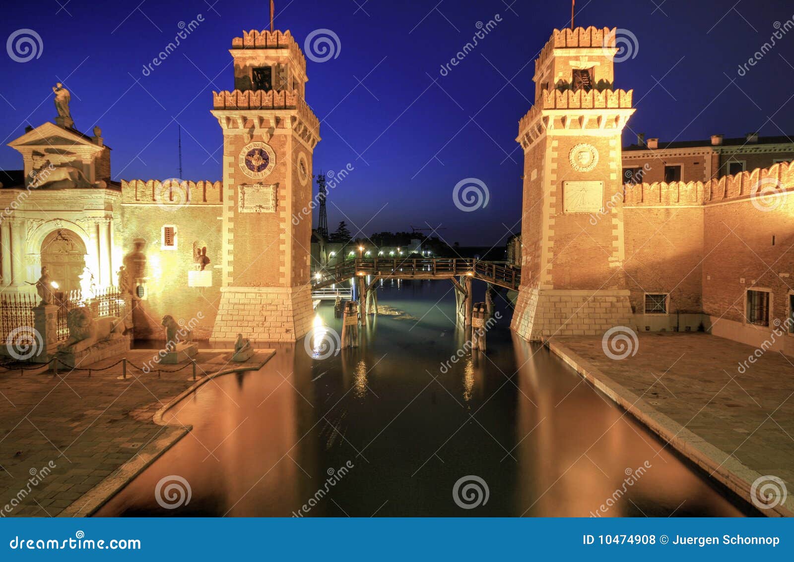 Blaue Stunde an Den Gattern Des Arsenale Stockfoto - Bild von gatter ...