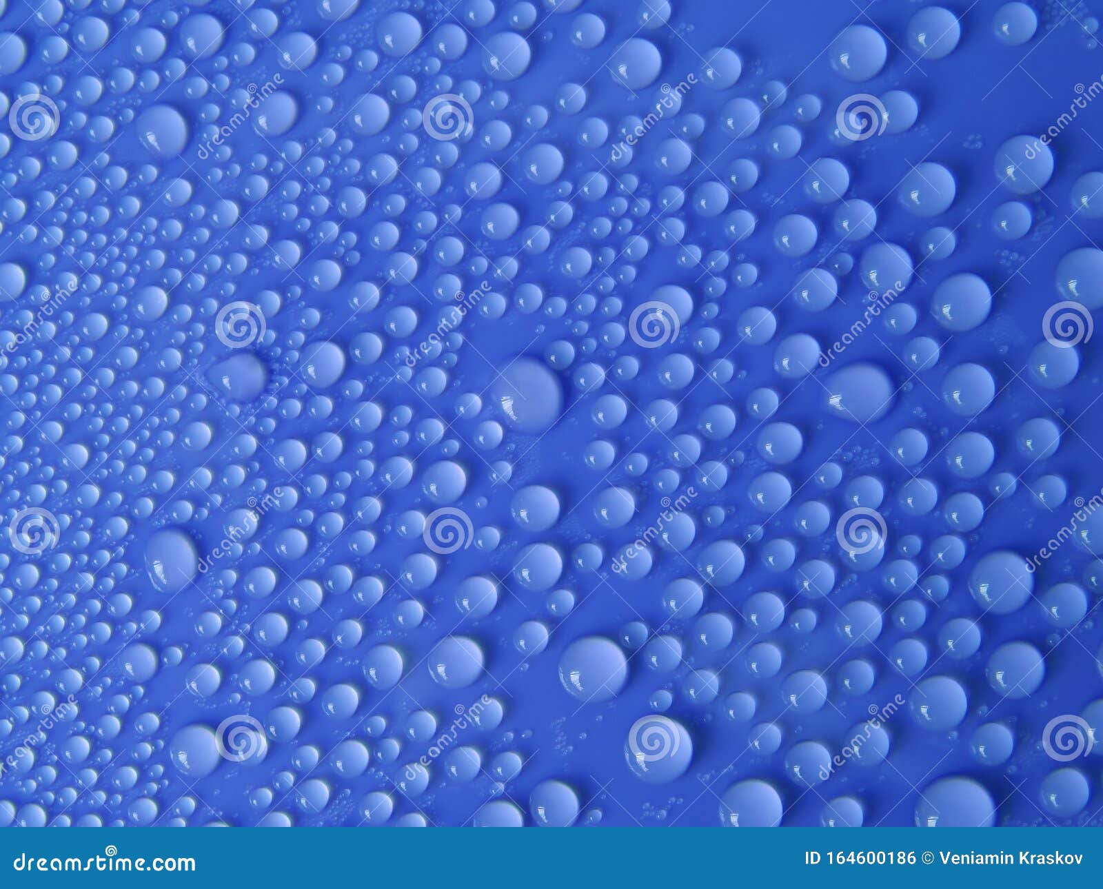 Blaue Wassertropfen stockfoto. Bild von transparenz - 164600186