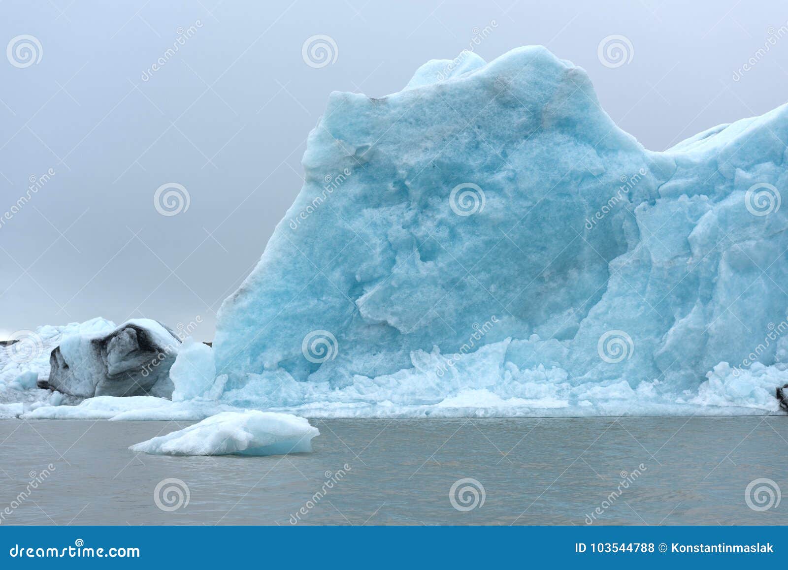 Blauer Eisberg Im Wasser Von Island-Lagune Stockfoto - Bild von schön ...