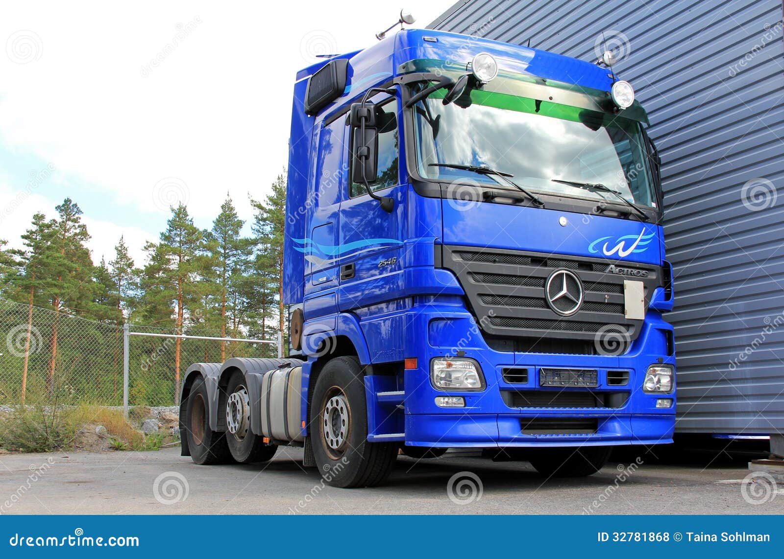 Blauer LKW Mercedes-Benz Actross 2546 Redaktionelles Stockfoto - Bild ...