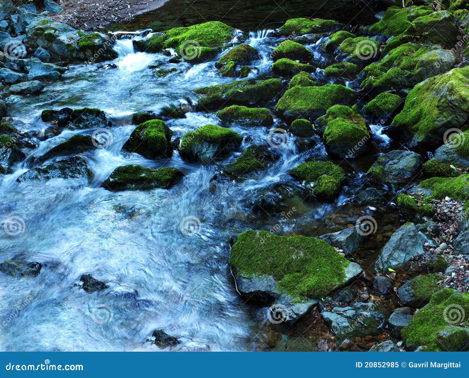 Blauer Nebenfluss Mit Moos Deckte Felsen Ab Stockbild - Bild von ...