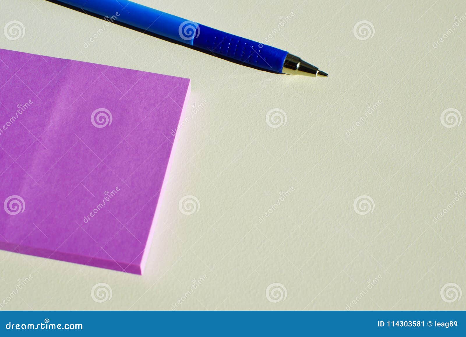 Blauer Stift Und Violette Stickernotes Stockbild - Bild von konzept ...