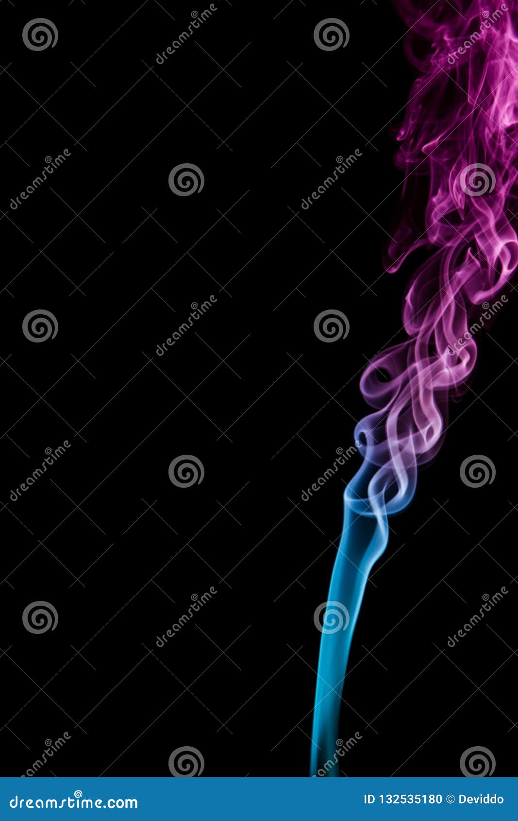 Blauer und roter Rauch stockfoto. Bild von dynamisch - 132535180