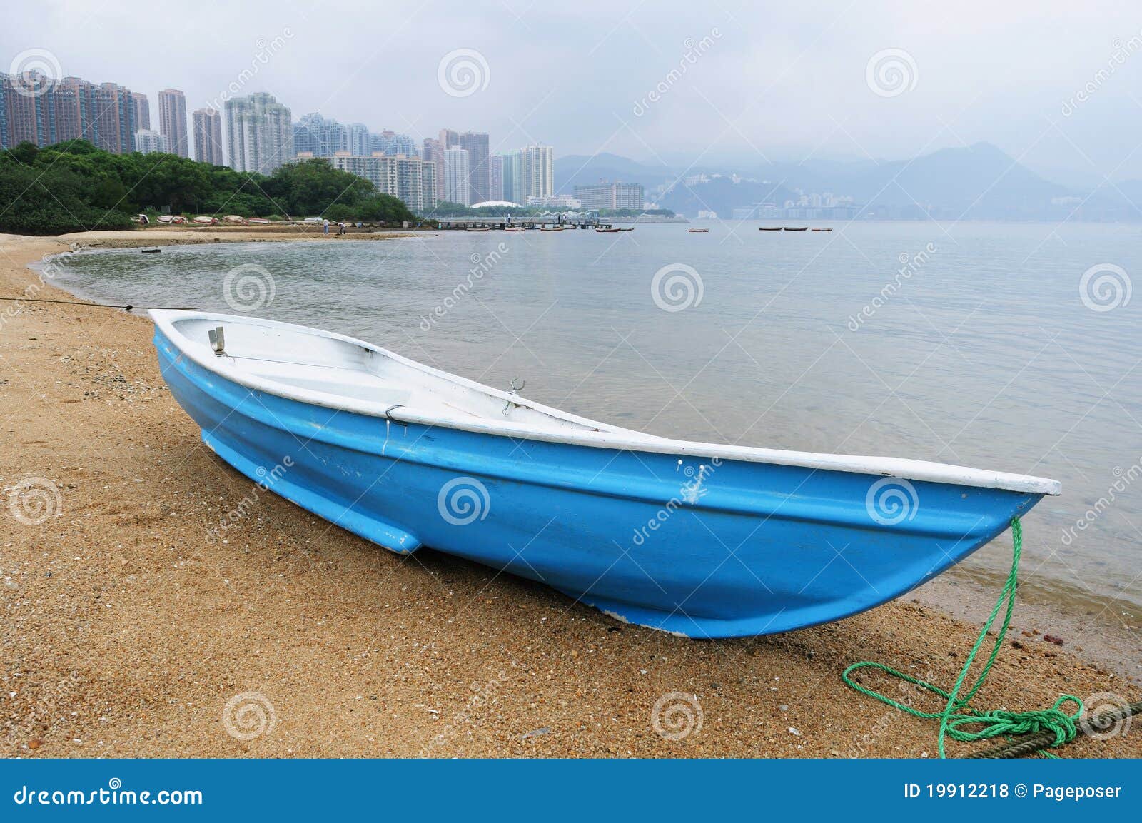 Blaues Boot auf Strand stockfoto. Bild von seil, boot - 19912218