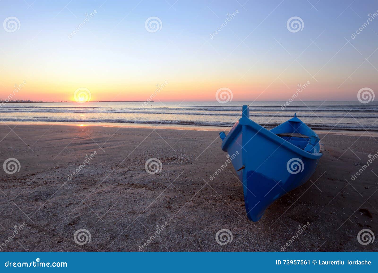 Blaues Boot auf Strand stockbild. Bild von meer, entspannung - 73957561