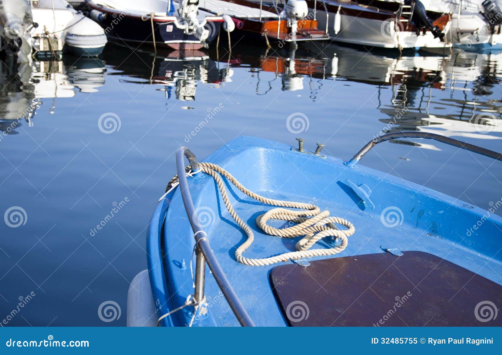Blaues Boot mit Seil stockbild. Bild von nähern, fischer - 32485755
