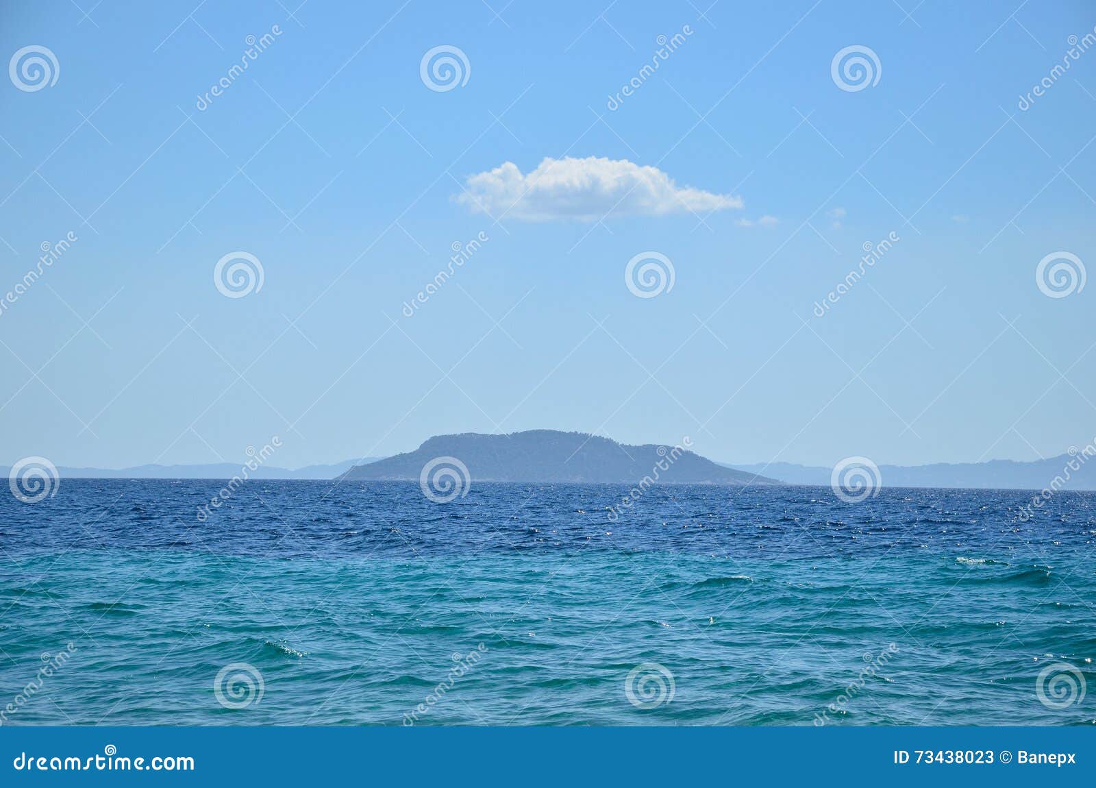 Blaues Meer, Insel Und Wolke Stockbild - Bild von panoramisch ...