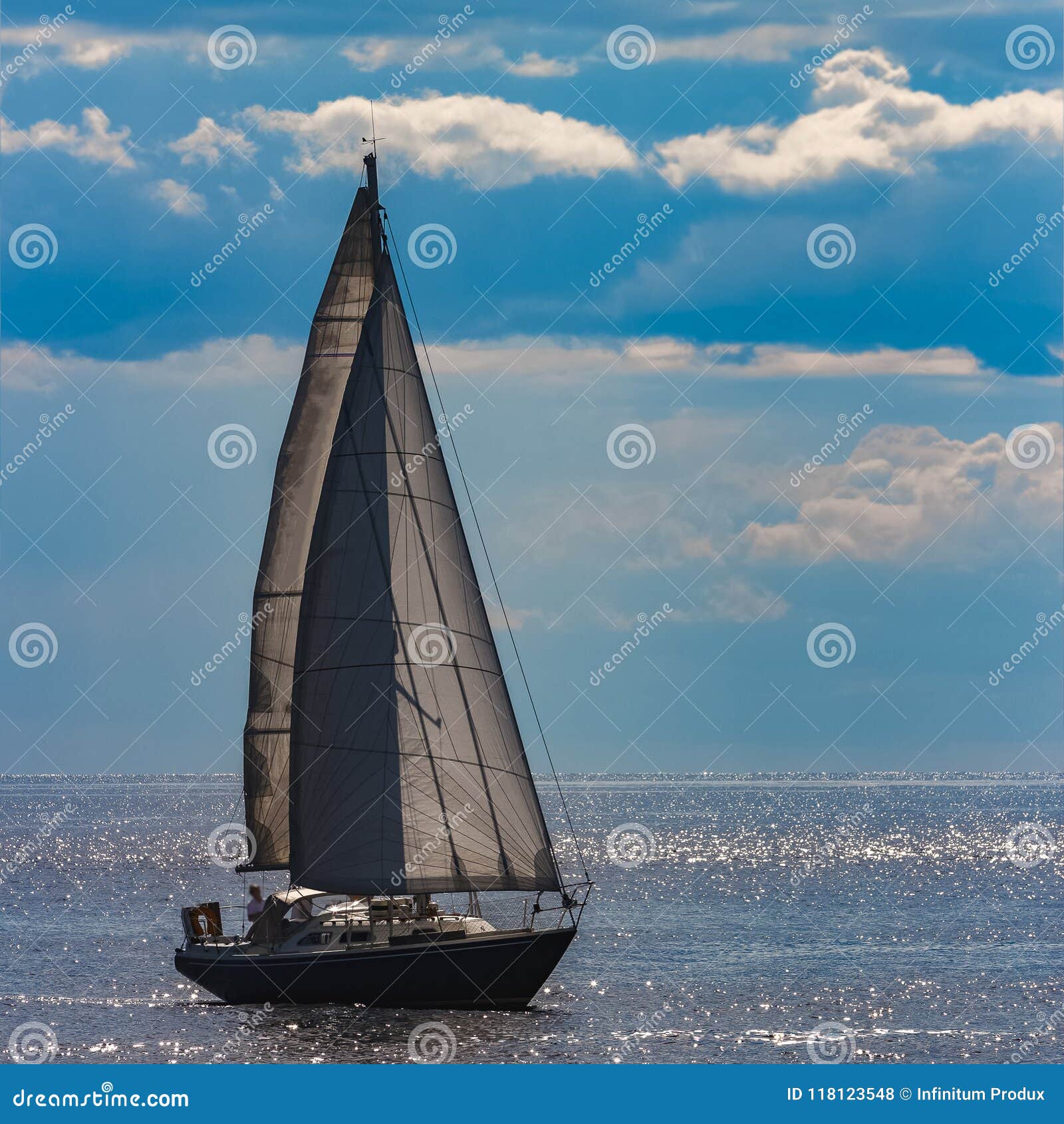 Blaues Segelboot an Der Reise Stockfoto - Bild von verschiffen ...