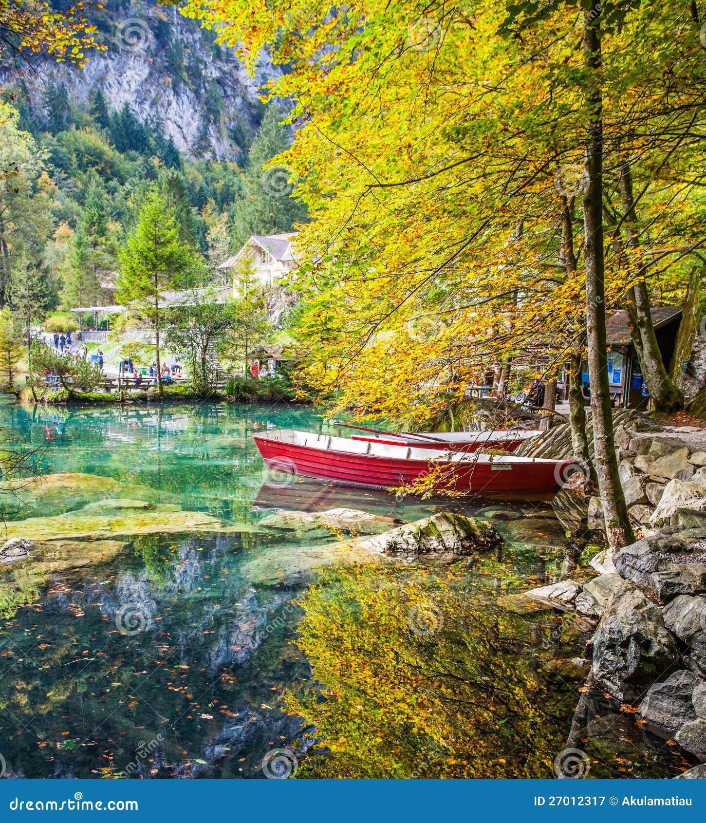 Blausee, Die Schweiz - Rote Boote Und Fall-Laub Stockbild - Bild von ...