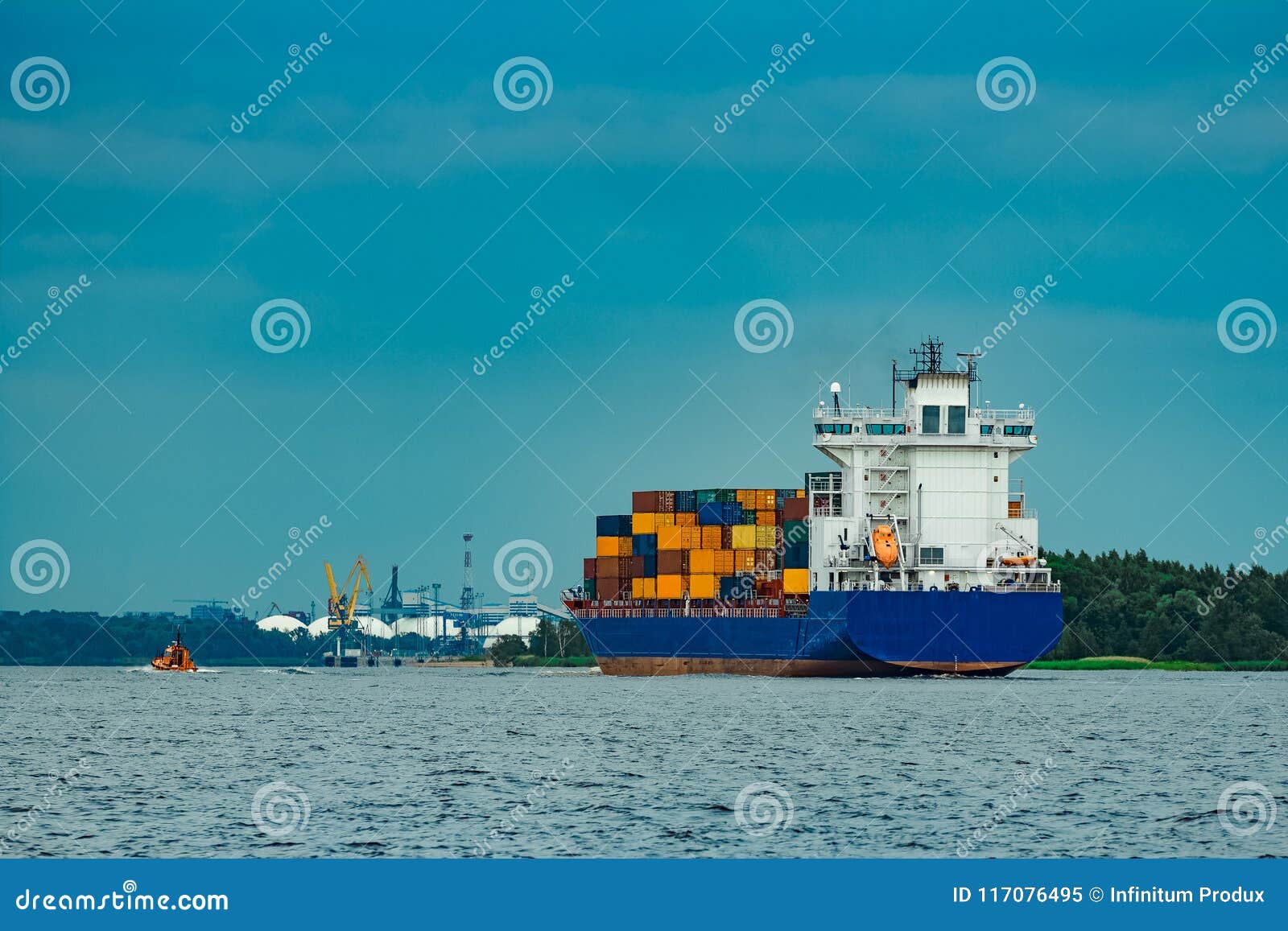 Blauw containerschip stock afbeelding. Image of bewolking - 117076495