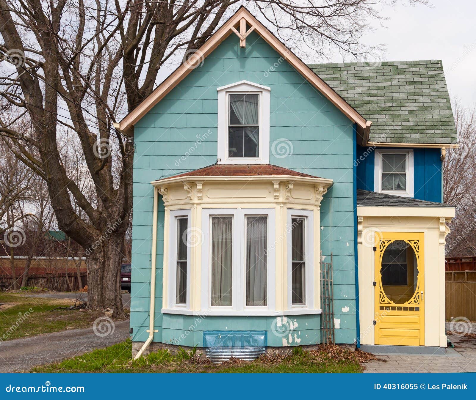 Blauw huis met erker stock afbeelding. Image of lente - 40316055