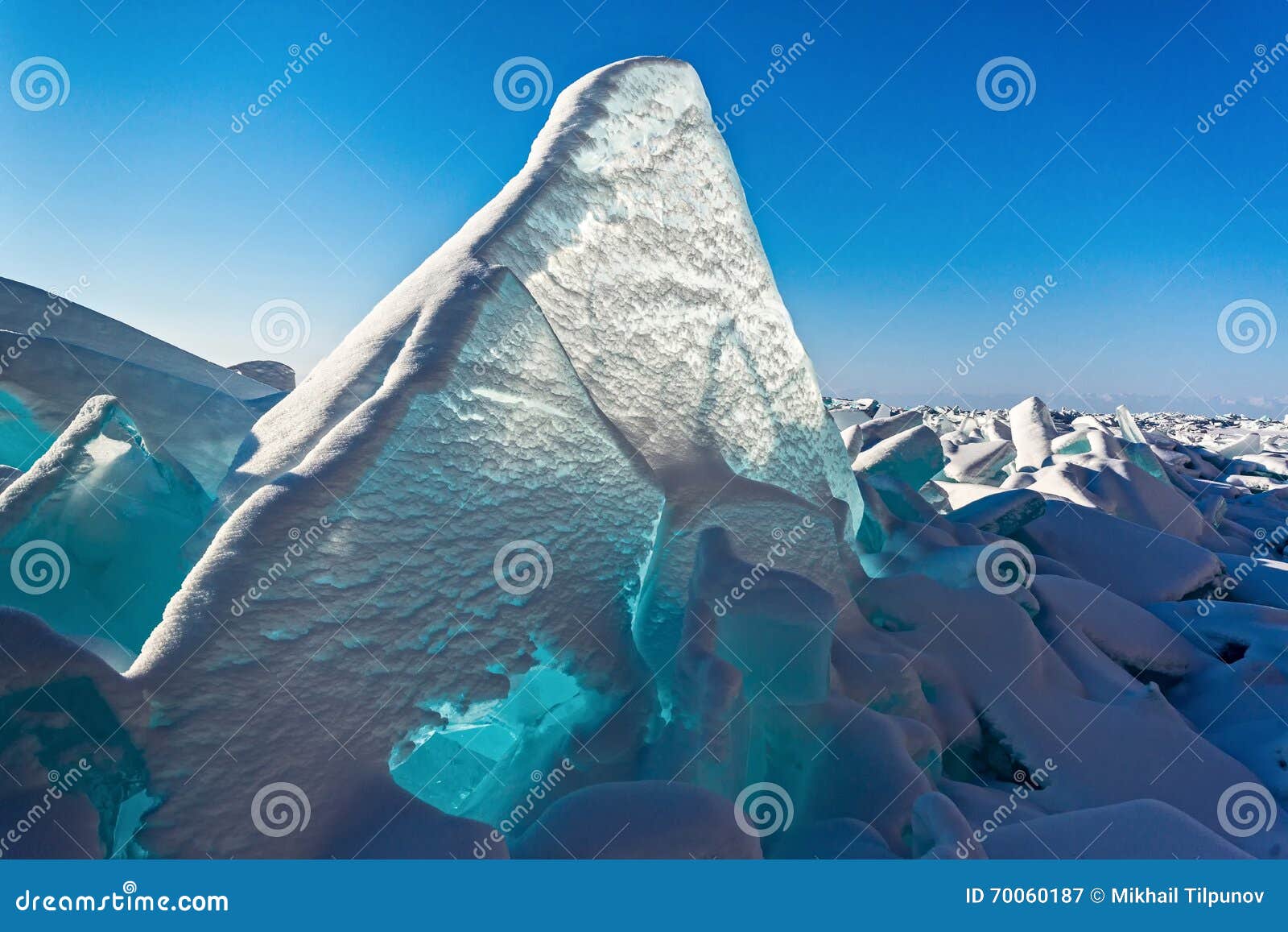 Blauw ijs op Meer Baikal stock afbeelding. Image of schoonheid - 70060187