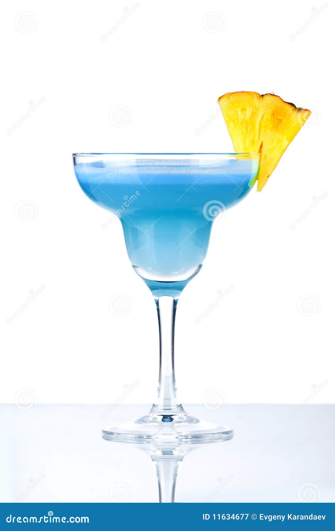 Blauwe Alcoholcocktail Met Ananas Stock Afbeelding - Image of kleur ...