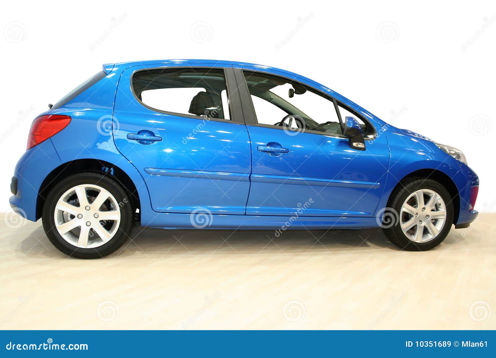 Blauwe auto stock afbeelding. Image of reis, auto, koplamp - 10351689