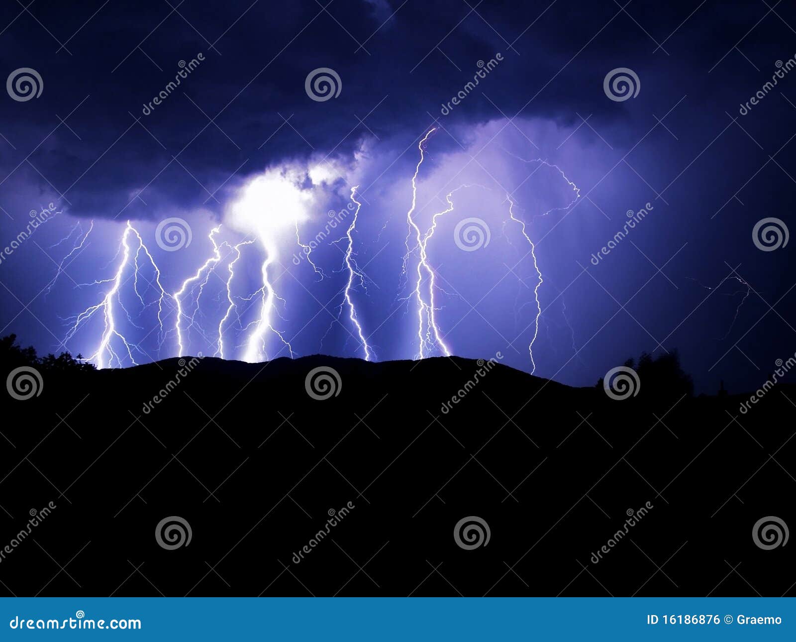 Blauwe bliksem stock foto. Image of flits, donder, wolken - 16186876