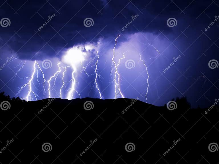 Blauwe bliksem stock foto. Image of flits, donder, wolken - 16186876