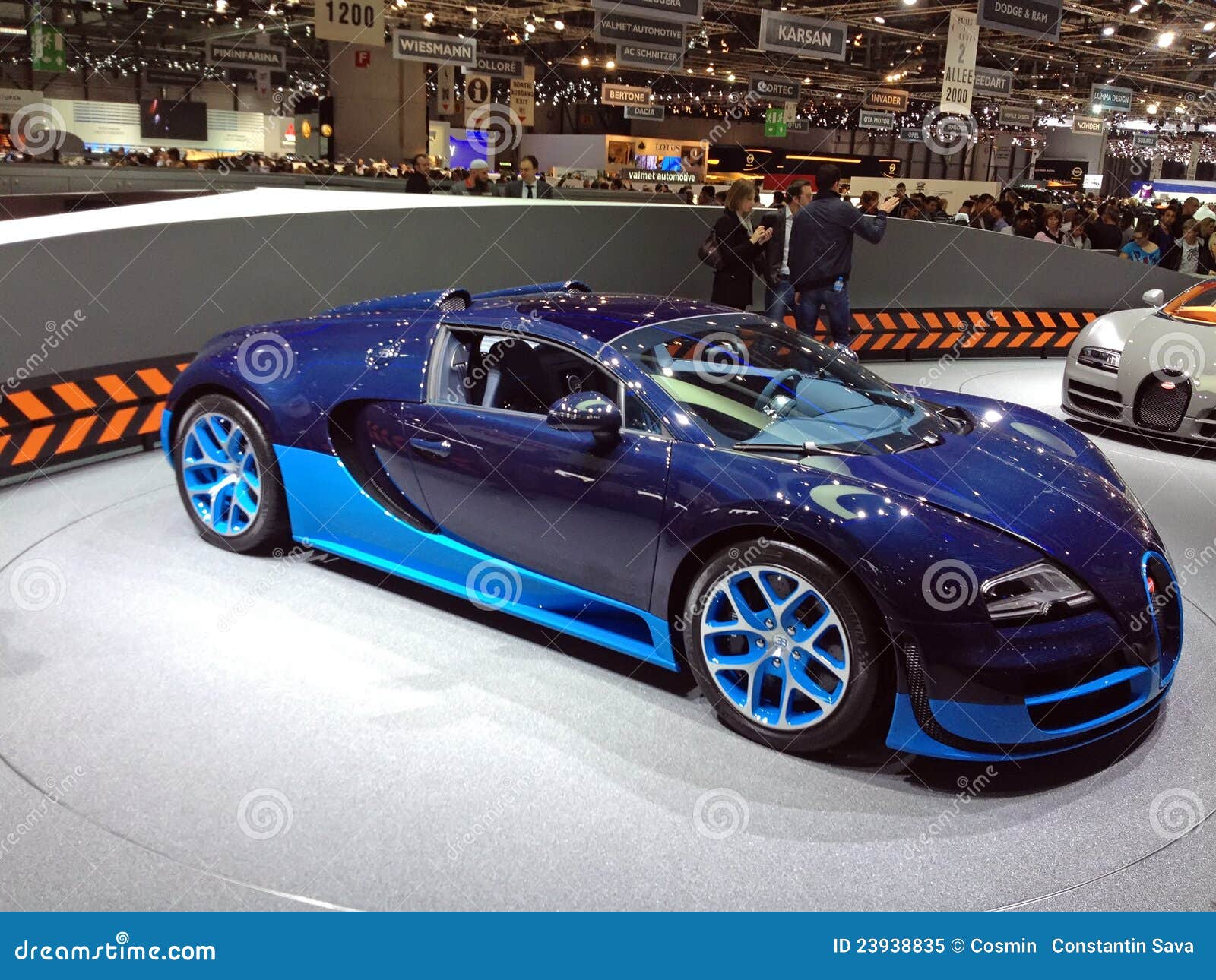 Blauwe Bugatti Veyron redactionele afbeelding. Image of bugatti - 23938835
