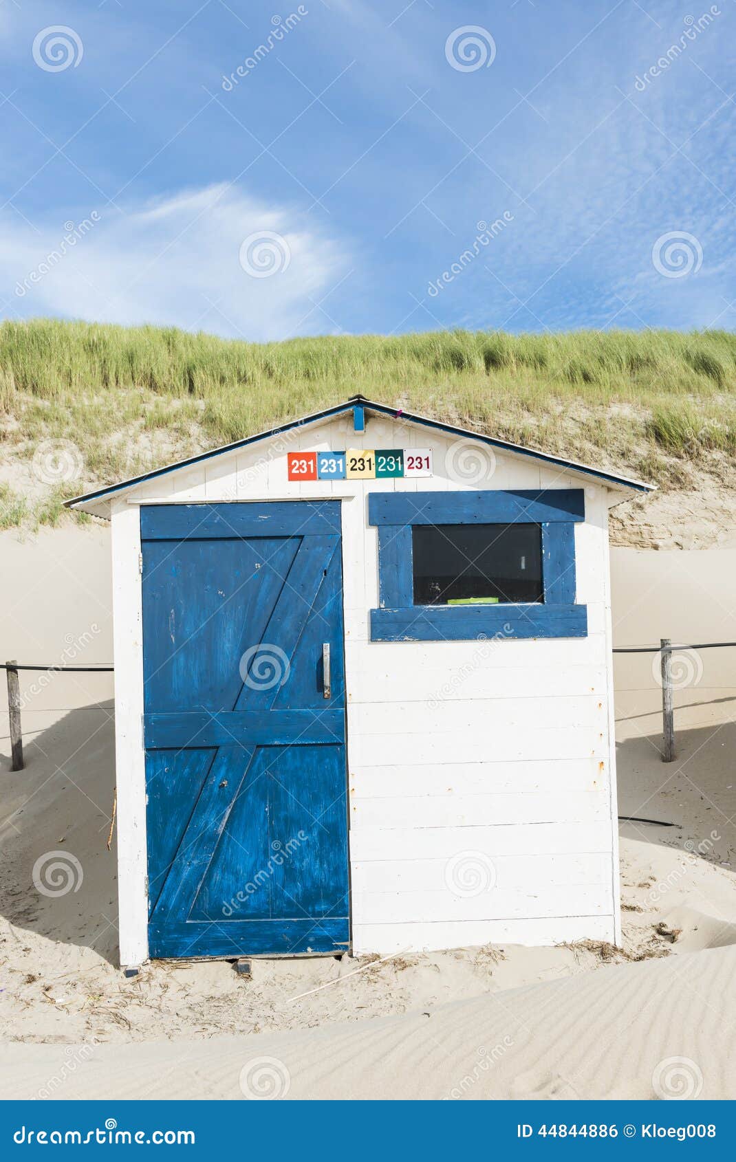 Blauwe Cabine Op Het Strand Stock Foto - Image of nederlands ...