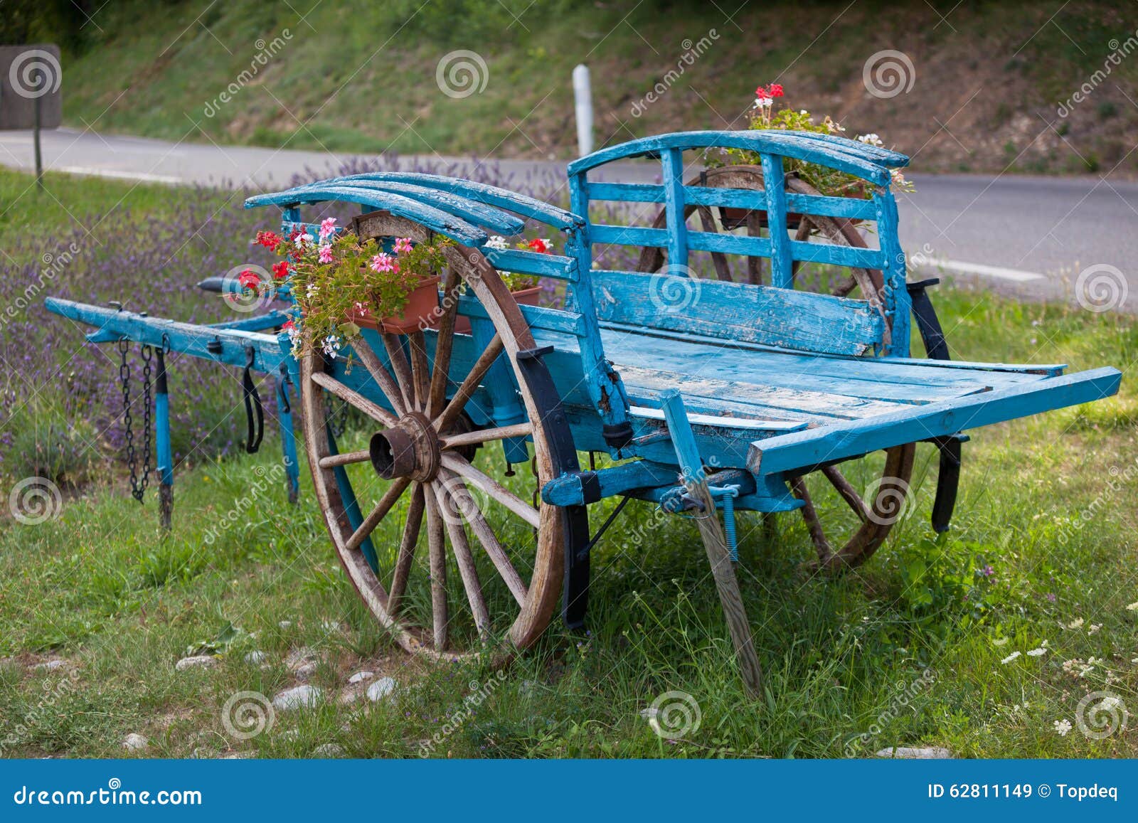 Blauwe Decoratieve Houten Kar Stock Afbeelding - Image of lavendel, vervoer: 62811149