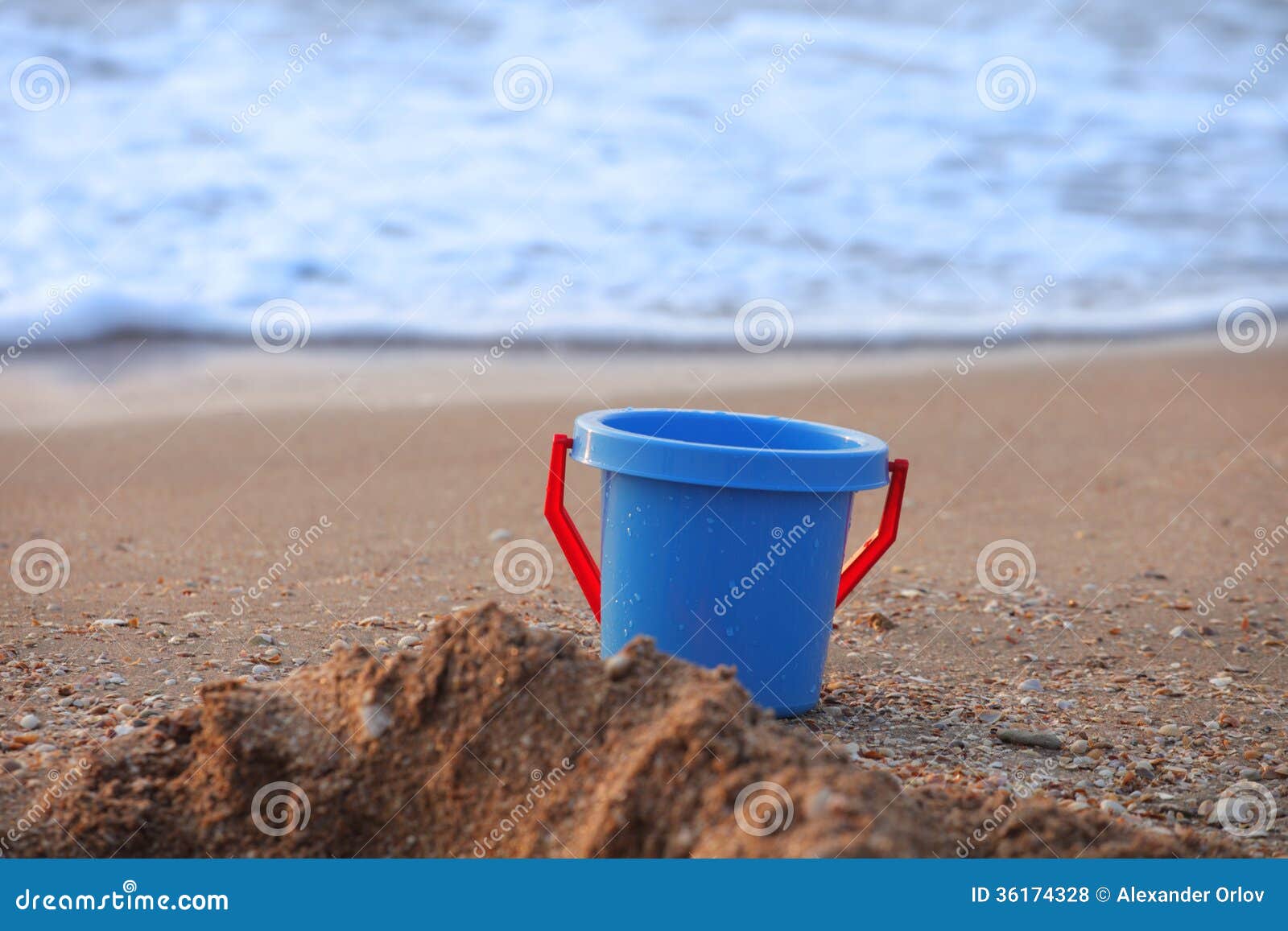 Blauwe Emmer op strand stock foto. Image of vrijetijdsbesteding - 36174328