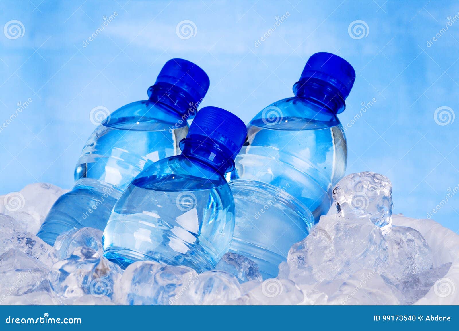 Blauwe Flessen Water in Ijs Stock Foto - Image of plastiek, gebotteld ...