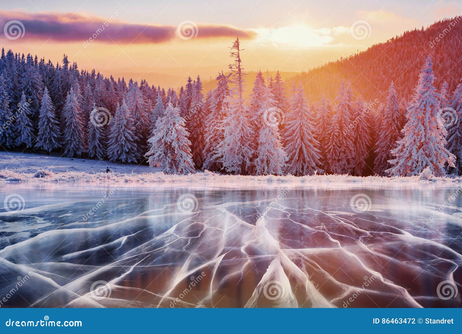 Blauwe Ijs En Barsten Op De Oppervlakte Van Stock Foto - Image of berg ...
