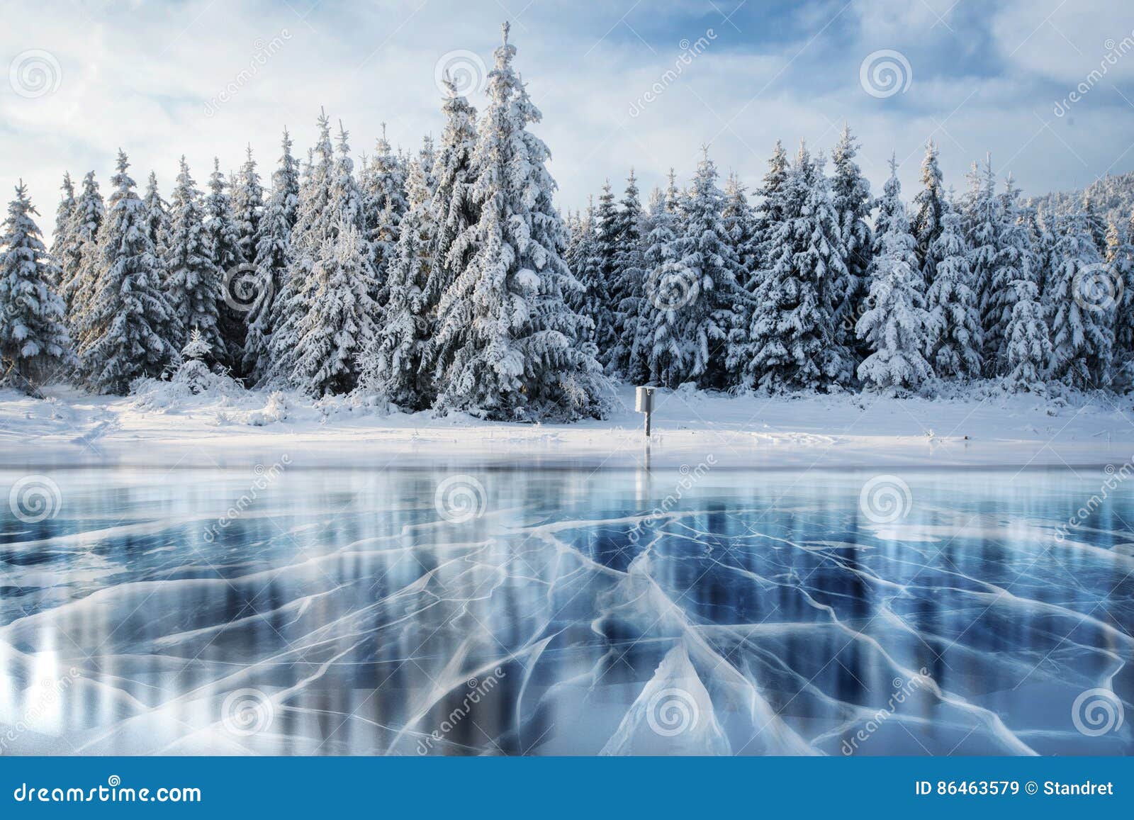 Blauwe Ijs En Barsten Op De Oppervlakte Van Stock Afbeelding - Image of ...