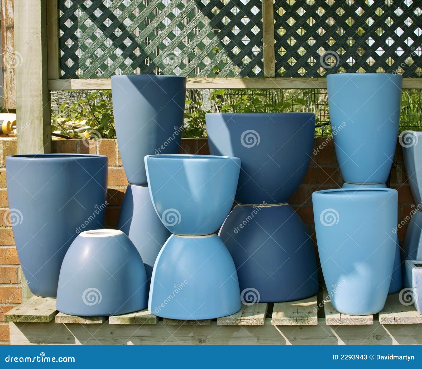 Blauwe potten stock afbeelding. Image of centrum, tuinen - 2293943