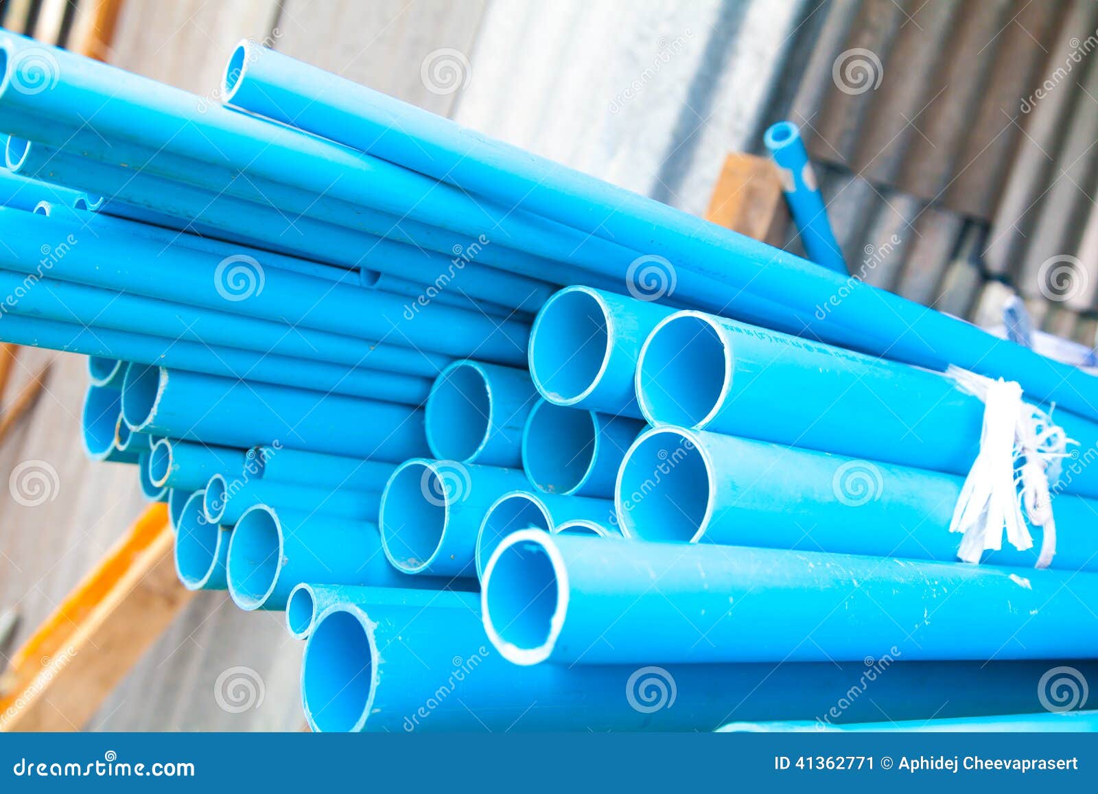 Blauwe pvc-Buizen stock afbeelding. Image of teruggewonnen - 41362771